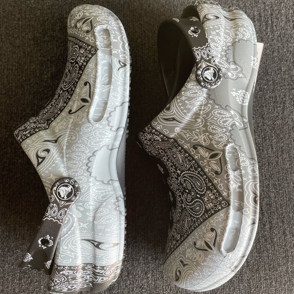 CROCS | Shoes | Crocs At Work Bandana Slip Resistant Classic Clogs ...